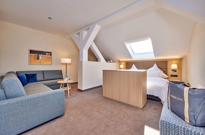 Your room directly above the lake and at the foot of the Zugspitze ...